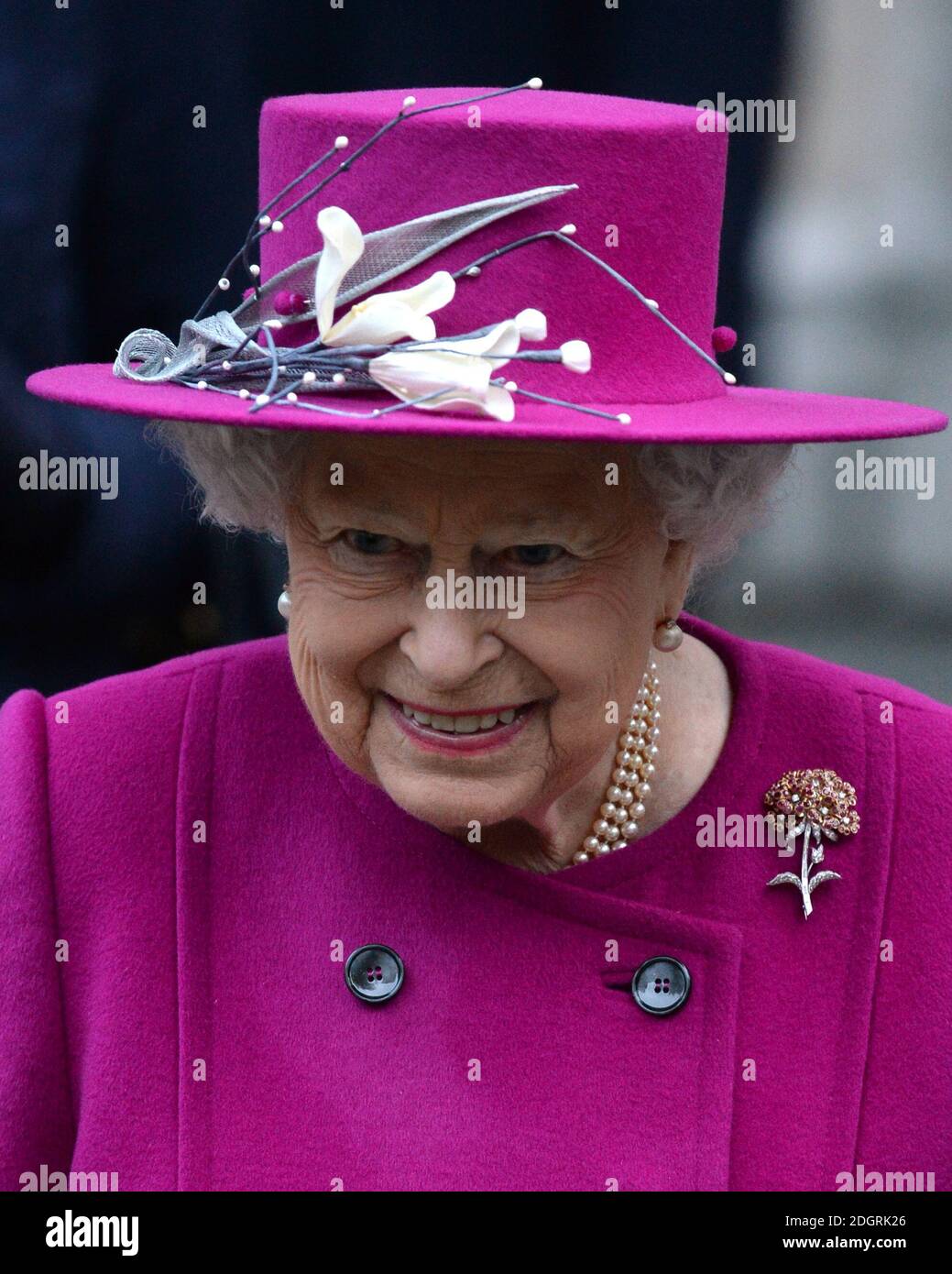 Queen elizabeth ii head shot hi-res stock photography and images - Alamy