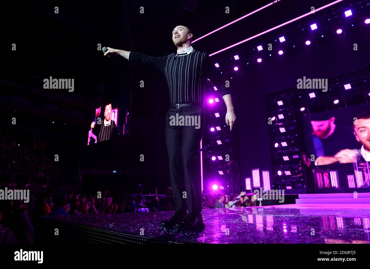 Sam smith on stage hi-res stock photography and images - Alamy