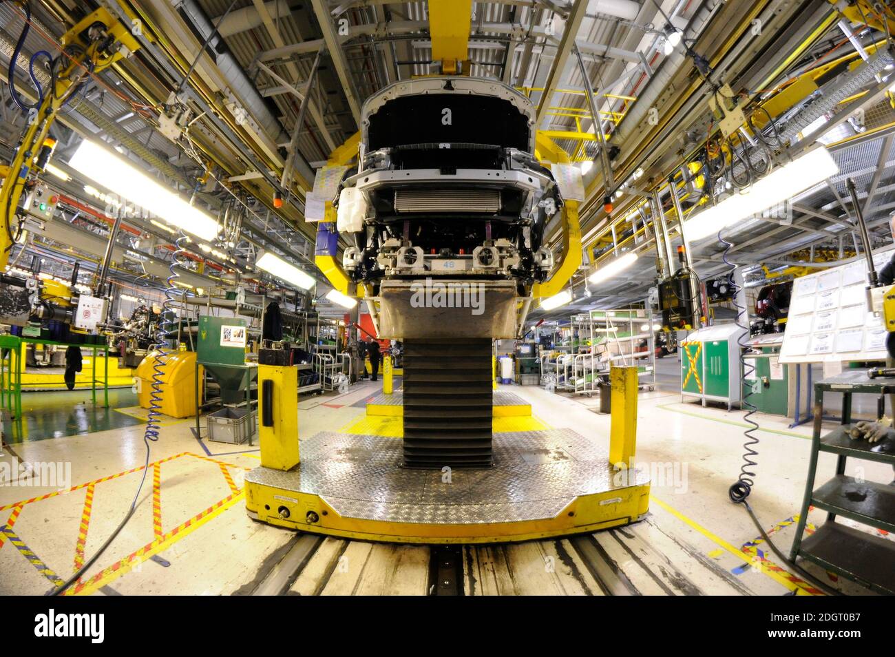 Jaguar land rover production halewood hi-res stock photography and ...