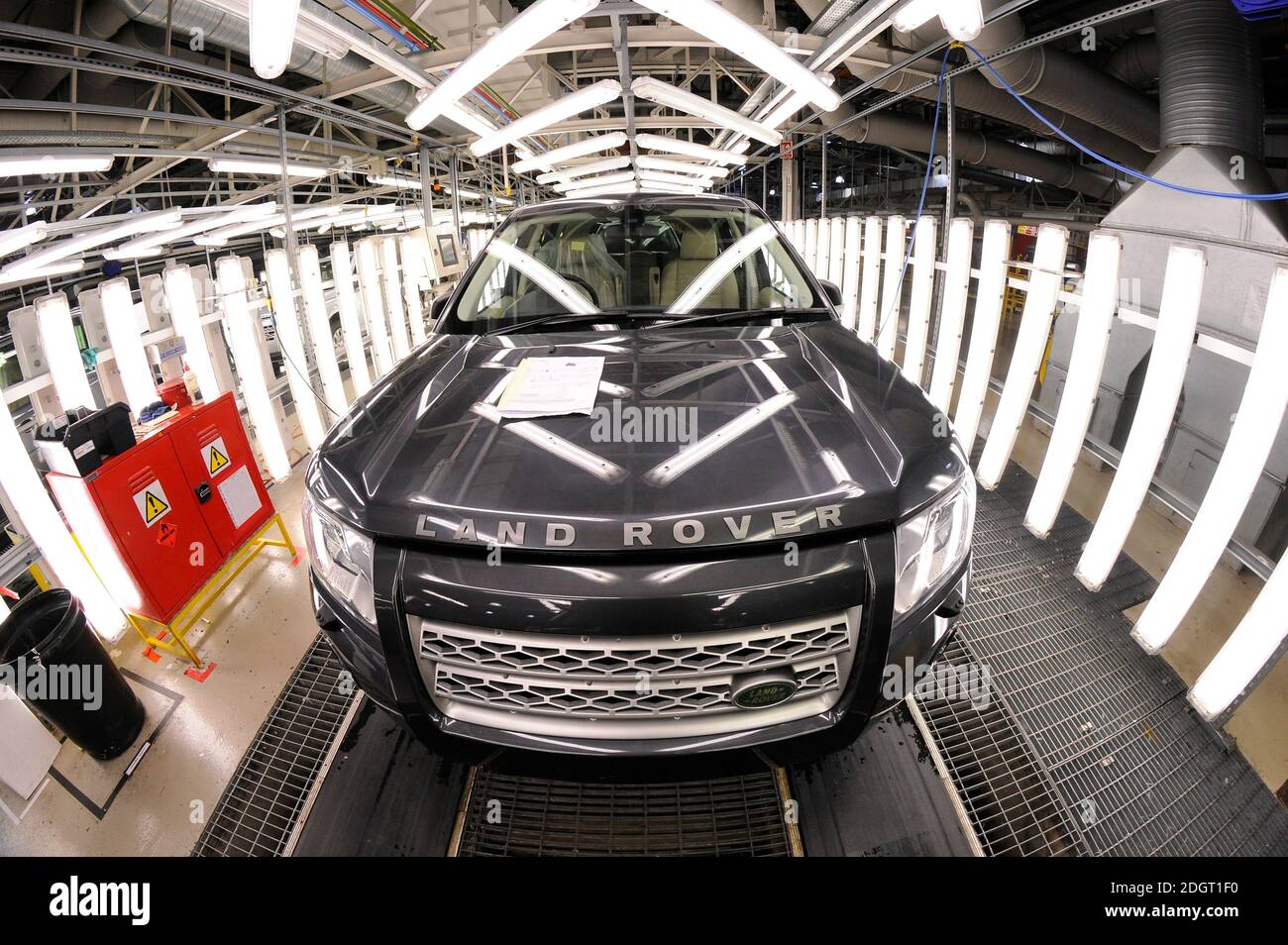Jaguar land rover production halewood hi-res stock photography and ...