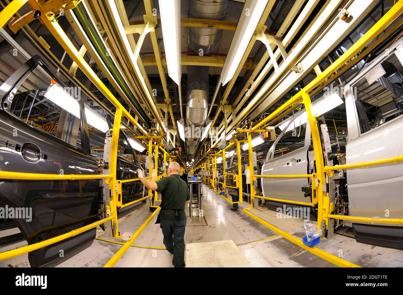 Jaguar land rover production halewood hi-res stock photography and ...