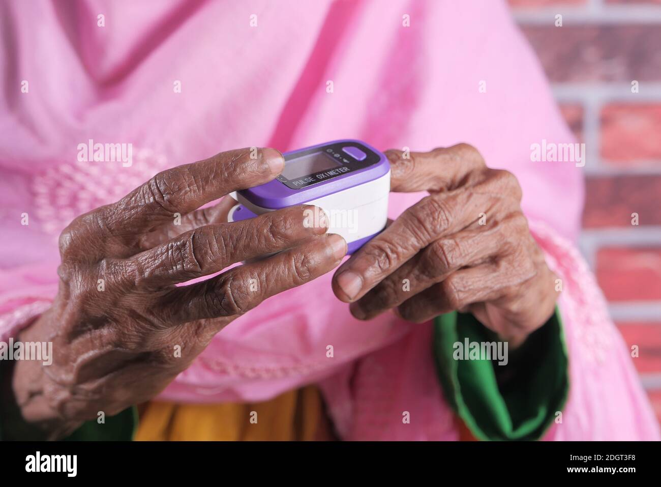 senior women hand using pulse oximeter Stock Photo - Alamy