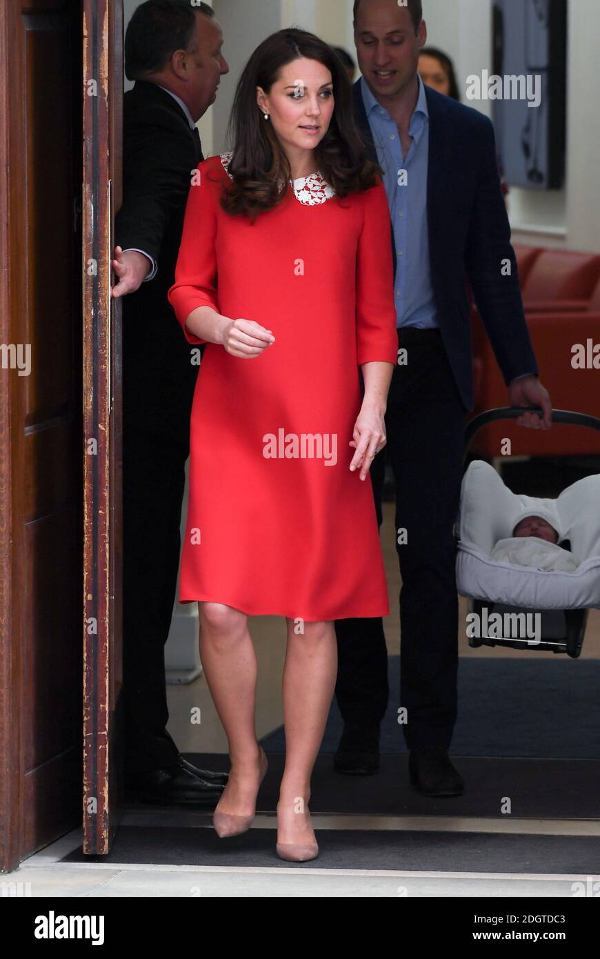 The Duke and Duchess of Cambridge with their newborn son outside the ...
