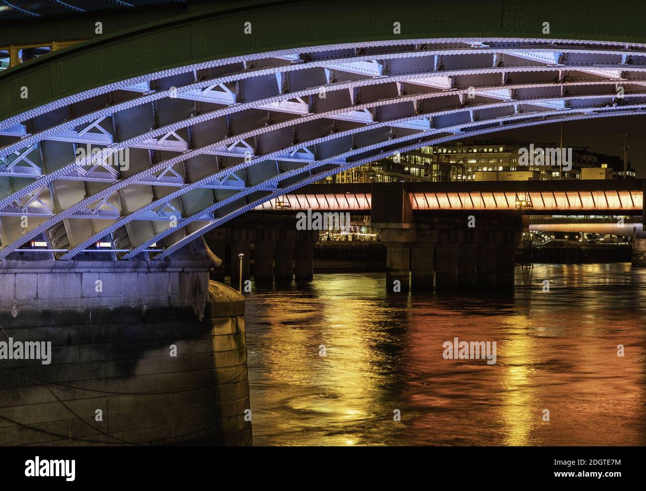 London bridges at night hi-res stock photography and images - Alamy