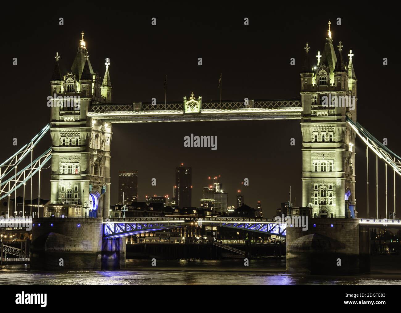 London bridges at night hi-res stock photography and images - Alamy