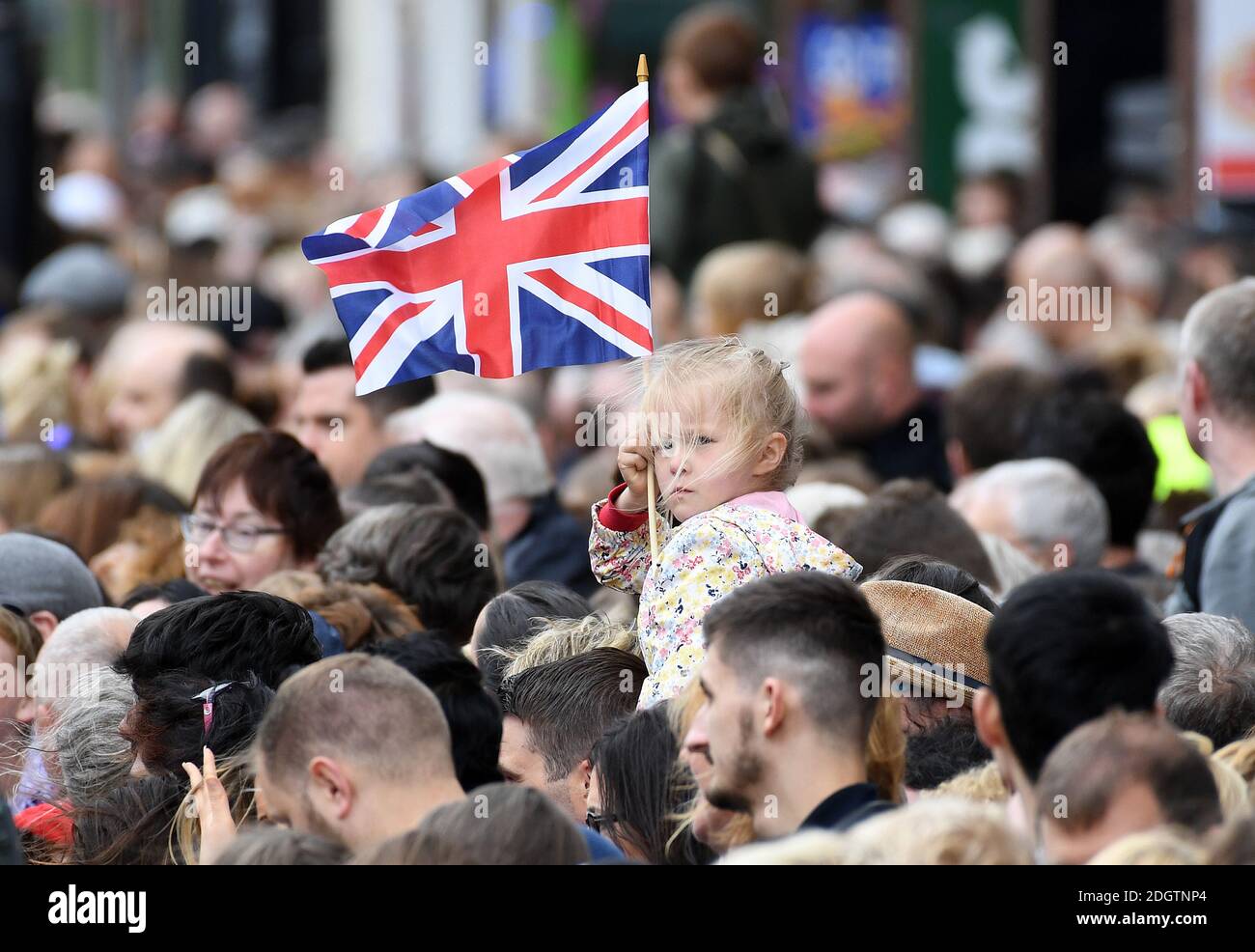 Princess elizabeth engagement crowds hi-res stock photography and ...