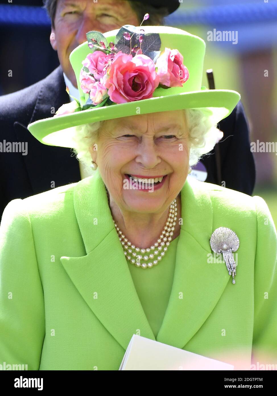 Queen elizabeth smiling waving hi-res stock photography and images - Alamy