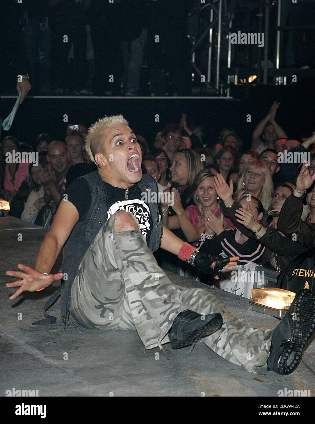 Winner pete bennett leaves big brother house hi-res stock photography ...