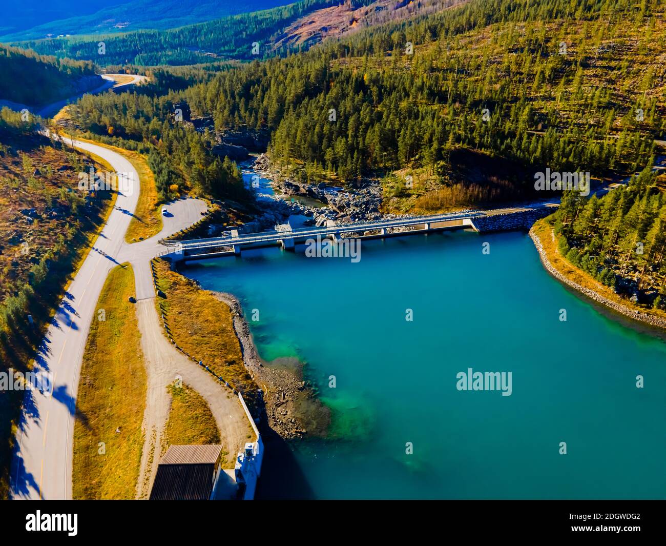Dam holding water back from river hi-res stock photography and images ...