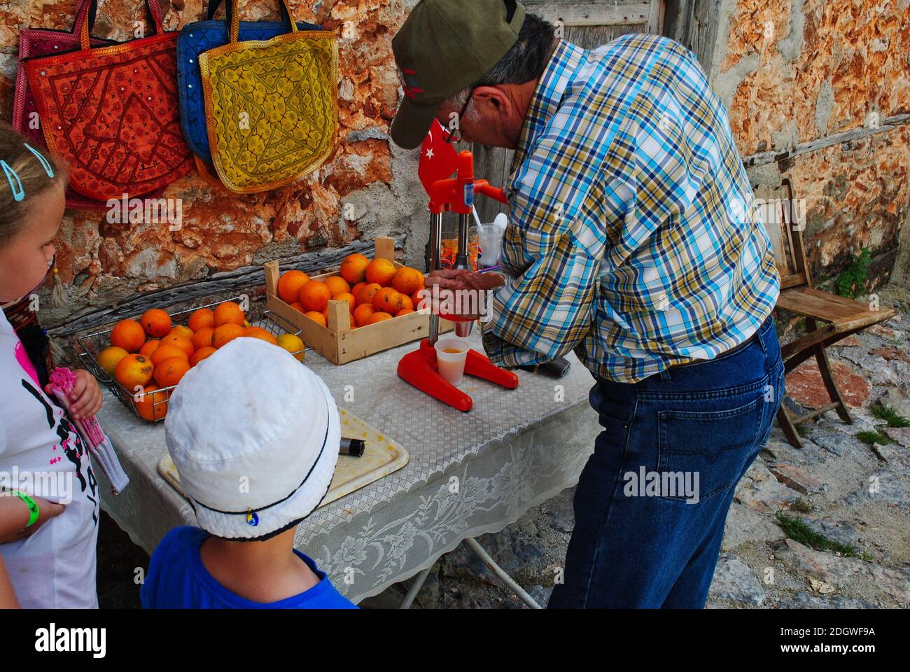 Man making fresh orange juice in Alanya, Turkey Stock Photo - Alamy