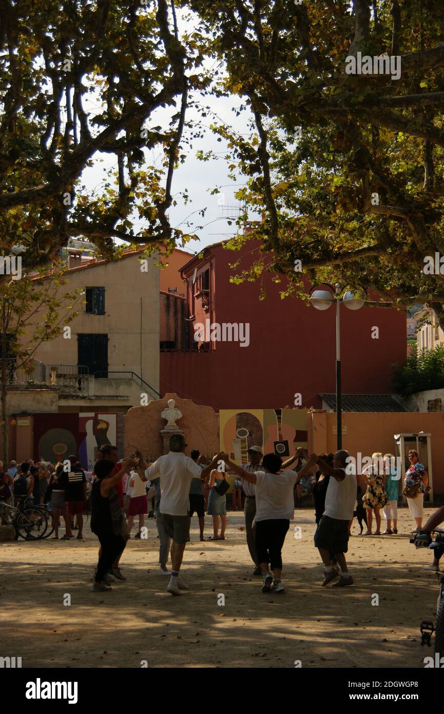 Danse traditionnelle du village hi-res stock photography and images - Alamy