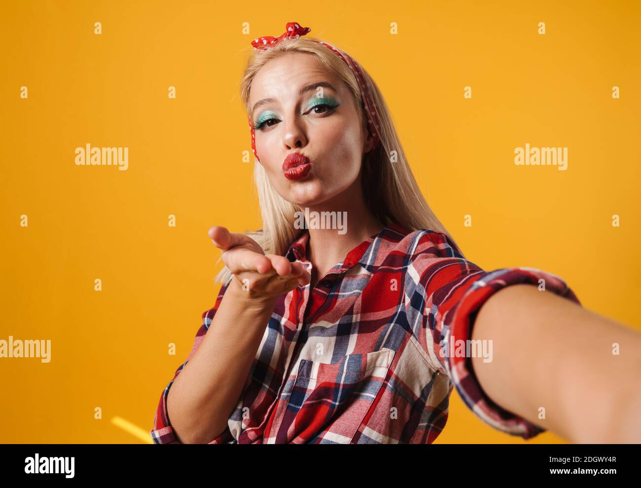 Pinup Girls Kiss Telegraph