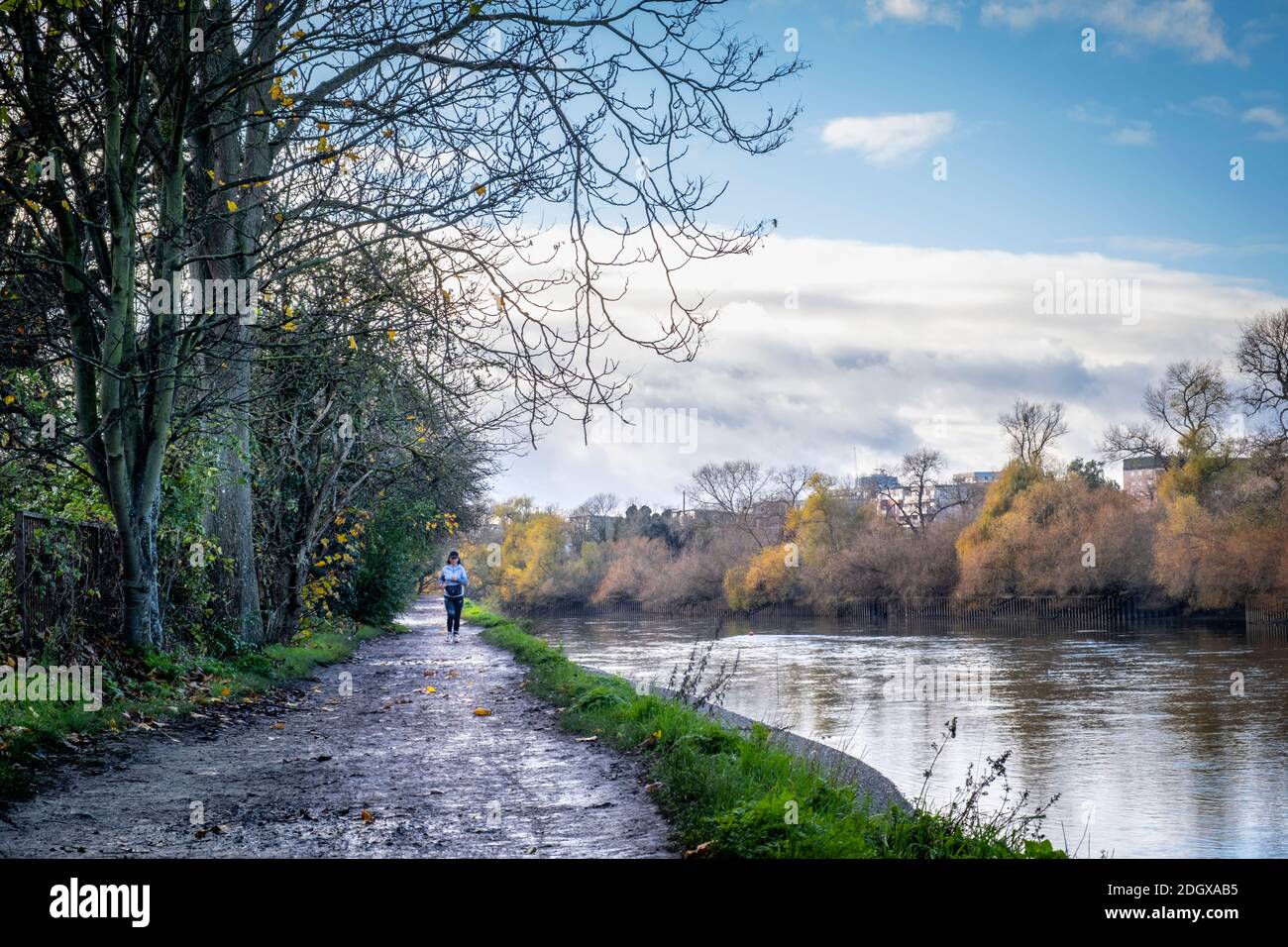 Thames path river kew london hi-res stock photography and images - Alamy