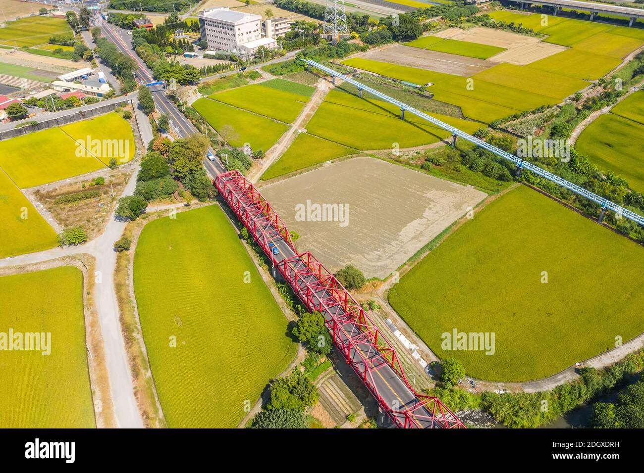 Red metal bridge hi-res stock photography and images - Alamy