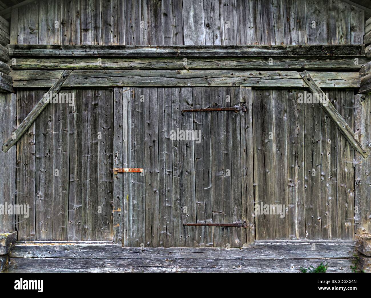 Old weathered barn structure hi-res stock photography and images - Alamy