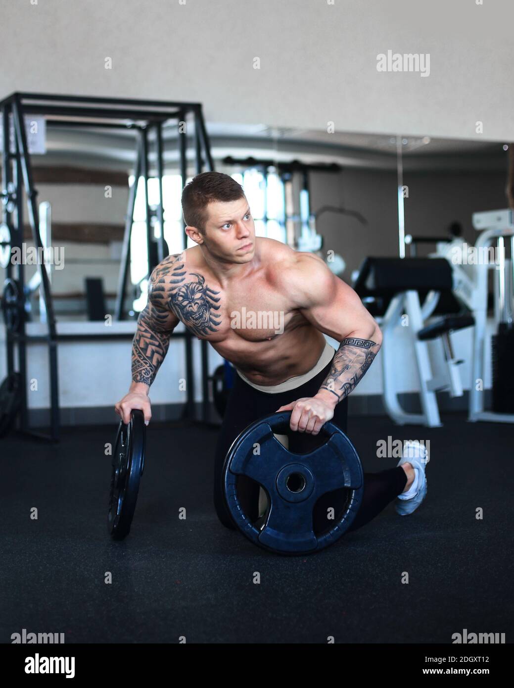 focused bodybuilder does exercises in the gym Stock Photo - Alamy