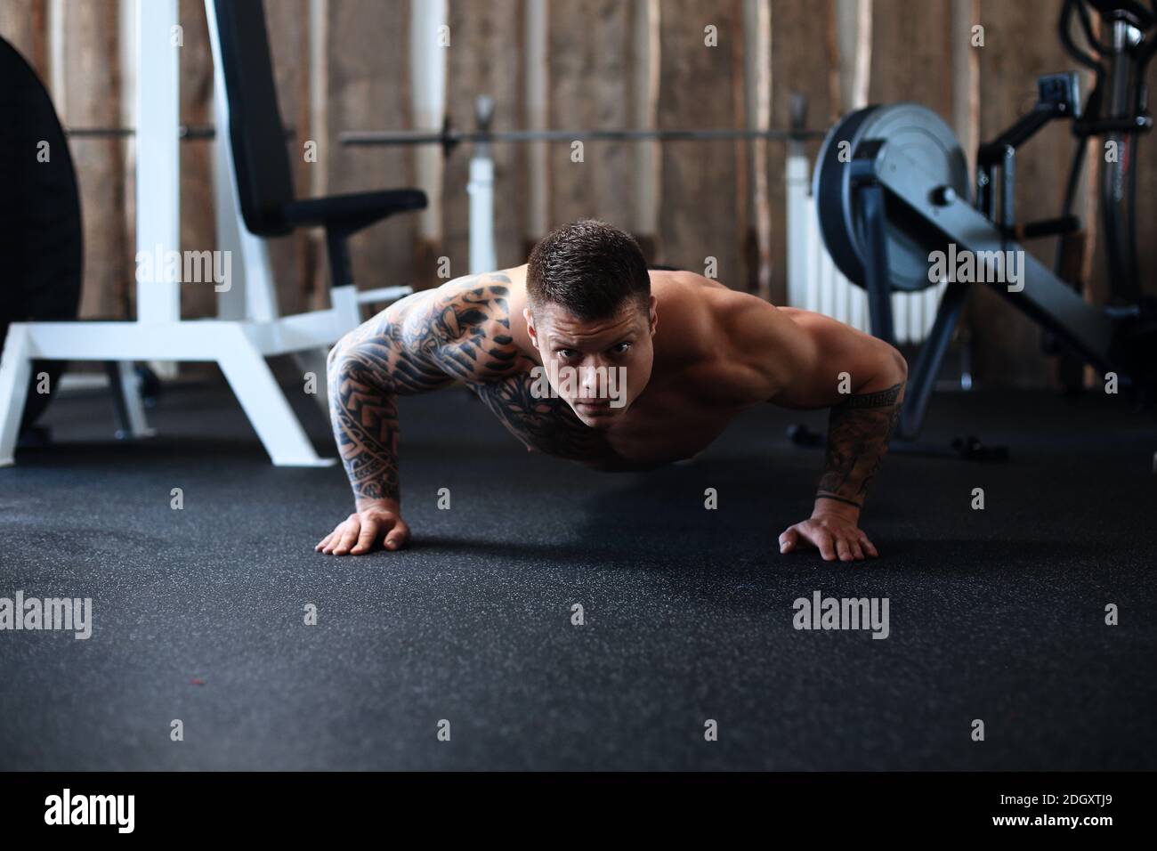 dedicated bodybuilder performing push-UPS in the gym Stock Photo - Alamy