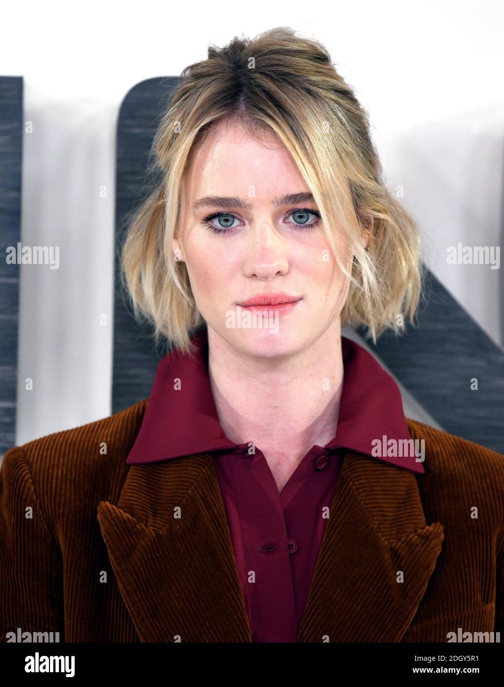 Mackenzie davis arriving hi-res stock photography and images - Alamy