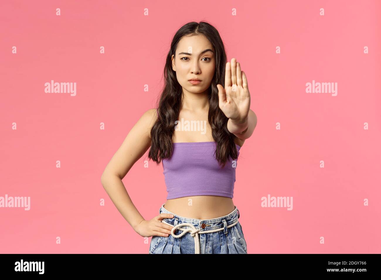 Waist-up portrait of confident stylish young woman stand in no ...
