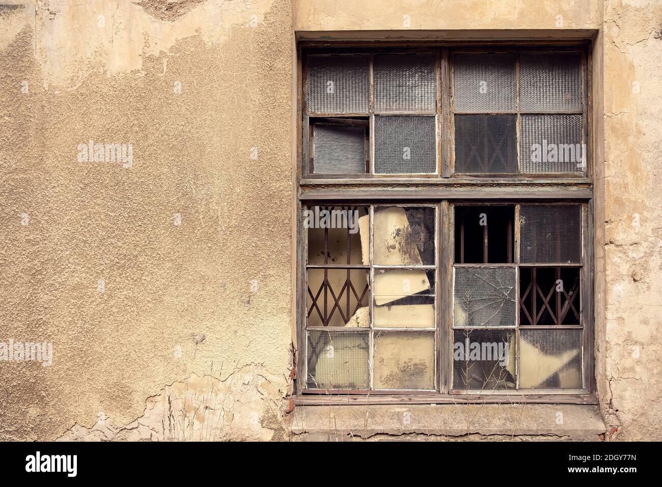 Old broken down house hi-res stock photography and images - Alamy