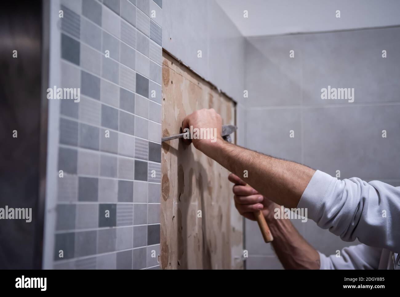 Worker bathroom tiles man tiling tool hi-res stock photography and ...