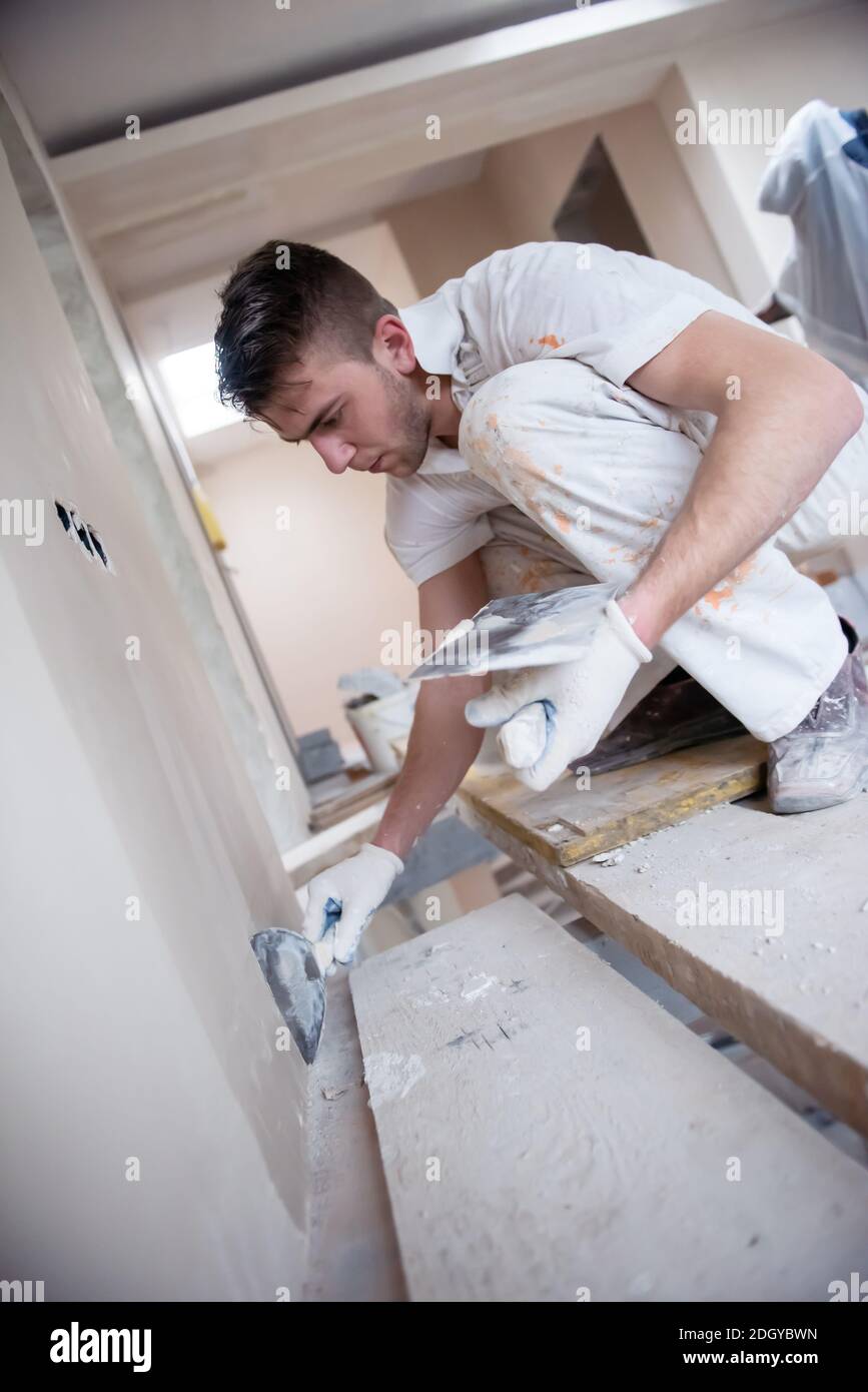 Construction worker plastering on gypsum walls Stock Photo - Alamy