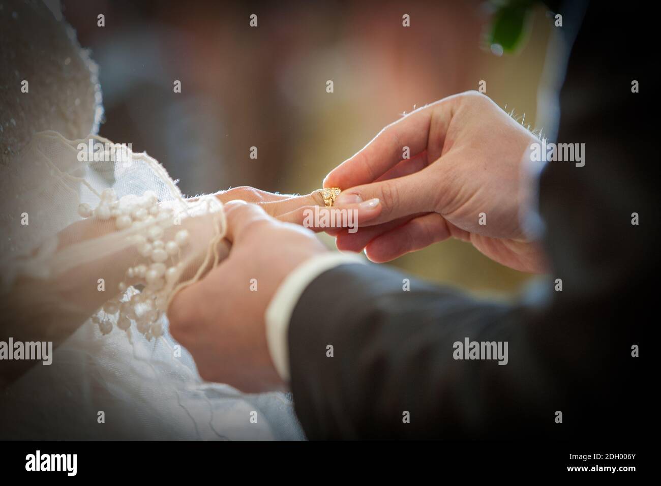 Exchanging wedding rings hi-res stock photography and images - Alamy