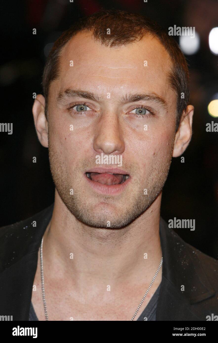 Jude Law arriving at the premiere of Sleuth, Odeon West End Cinema ...