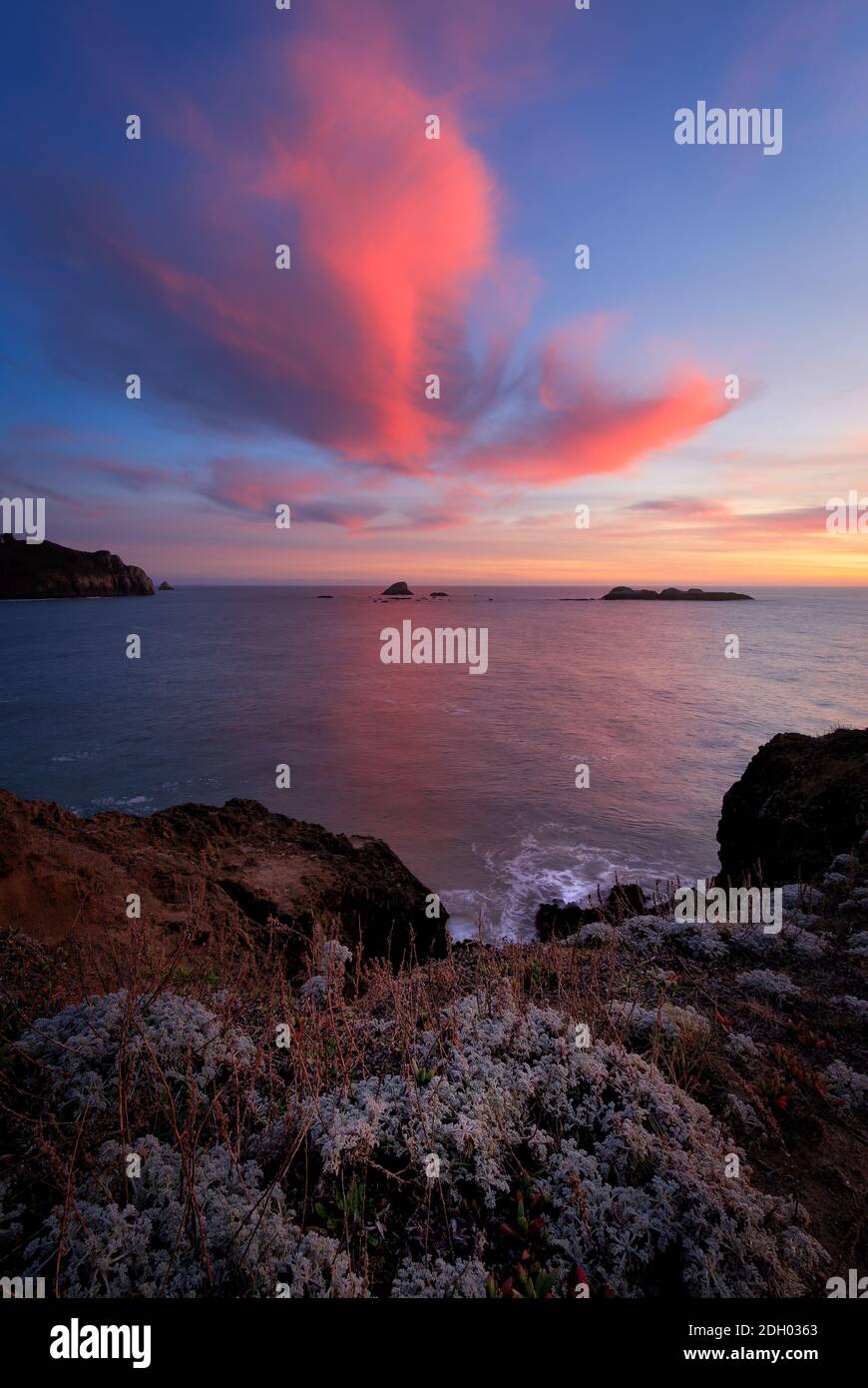 Sunset at a Rocky Northern California Beach Stock Photo - Alamy