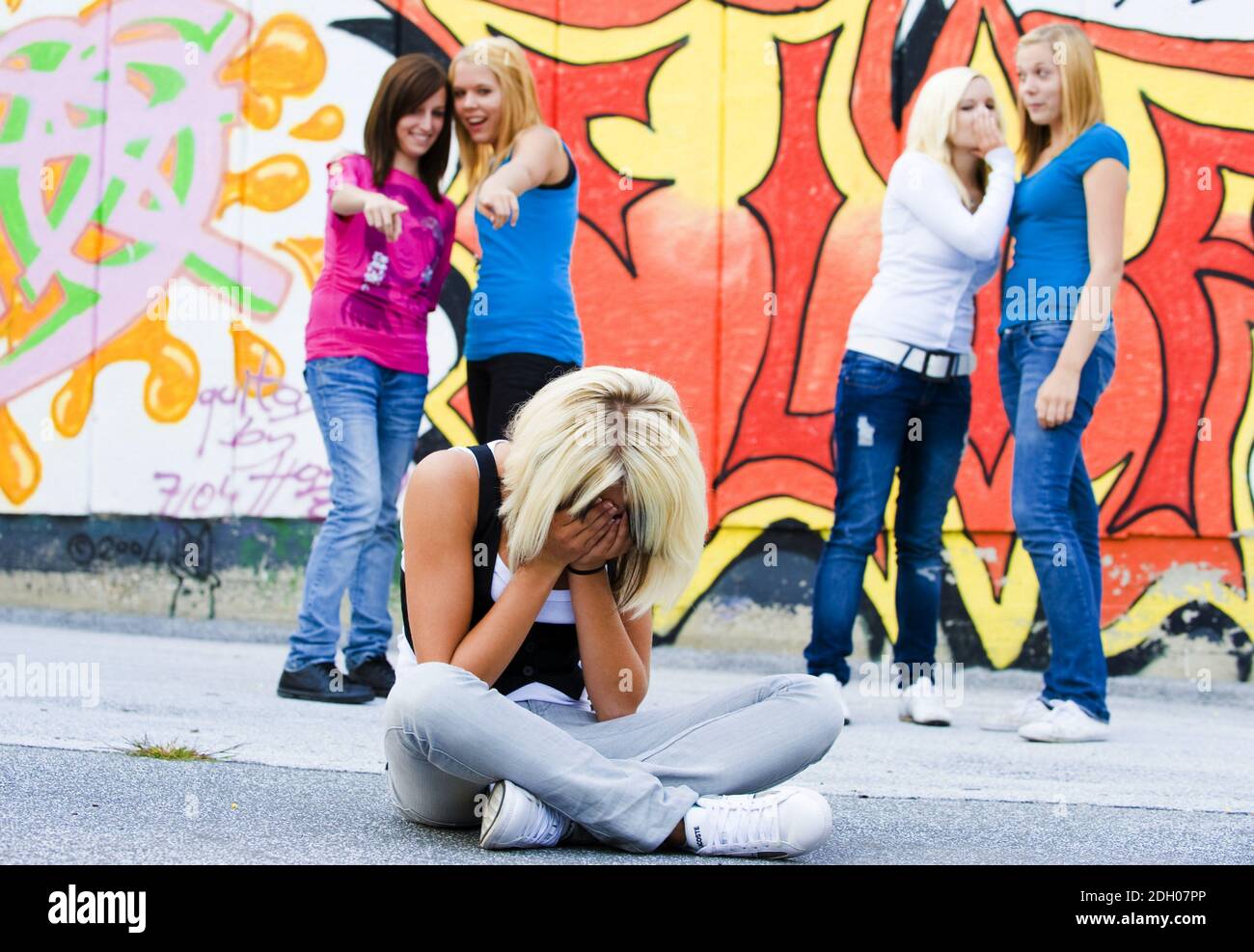 Mädchen mobben einander auf dem Schulhof, MR: Yes Stock Photo - Alamy