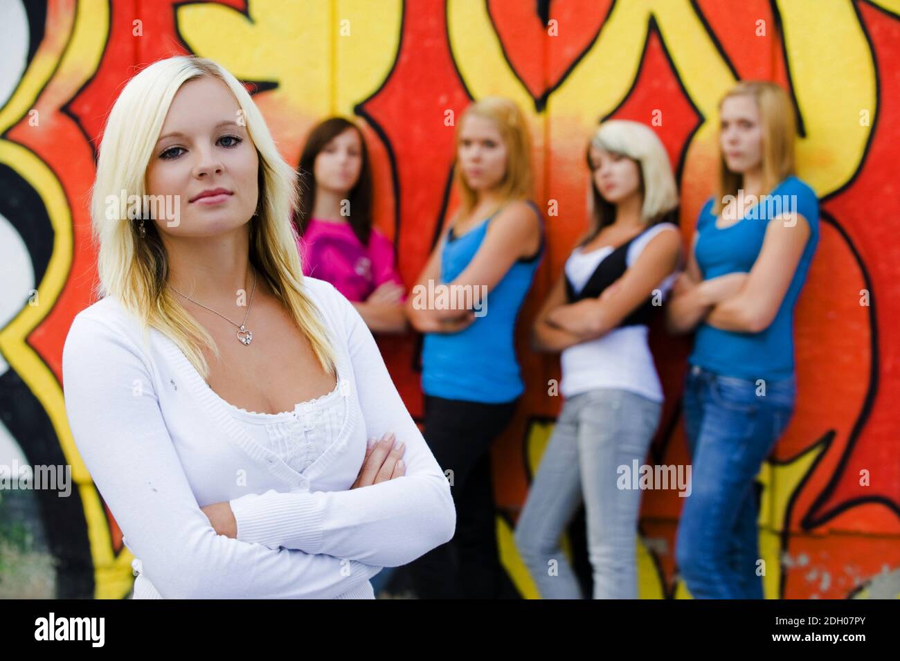 Mädchen mobben einander auf dem Schulhof, MR: Yes Stock Photo - Alamy