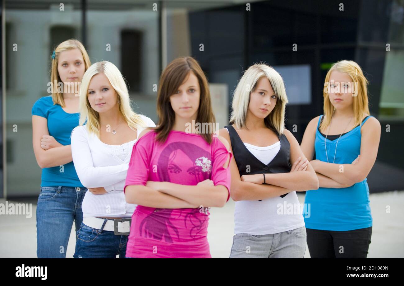 Mädchen mobben einander auf dem Schulhof, MR: Yes Stock Photo - Alamy