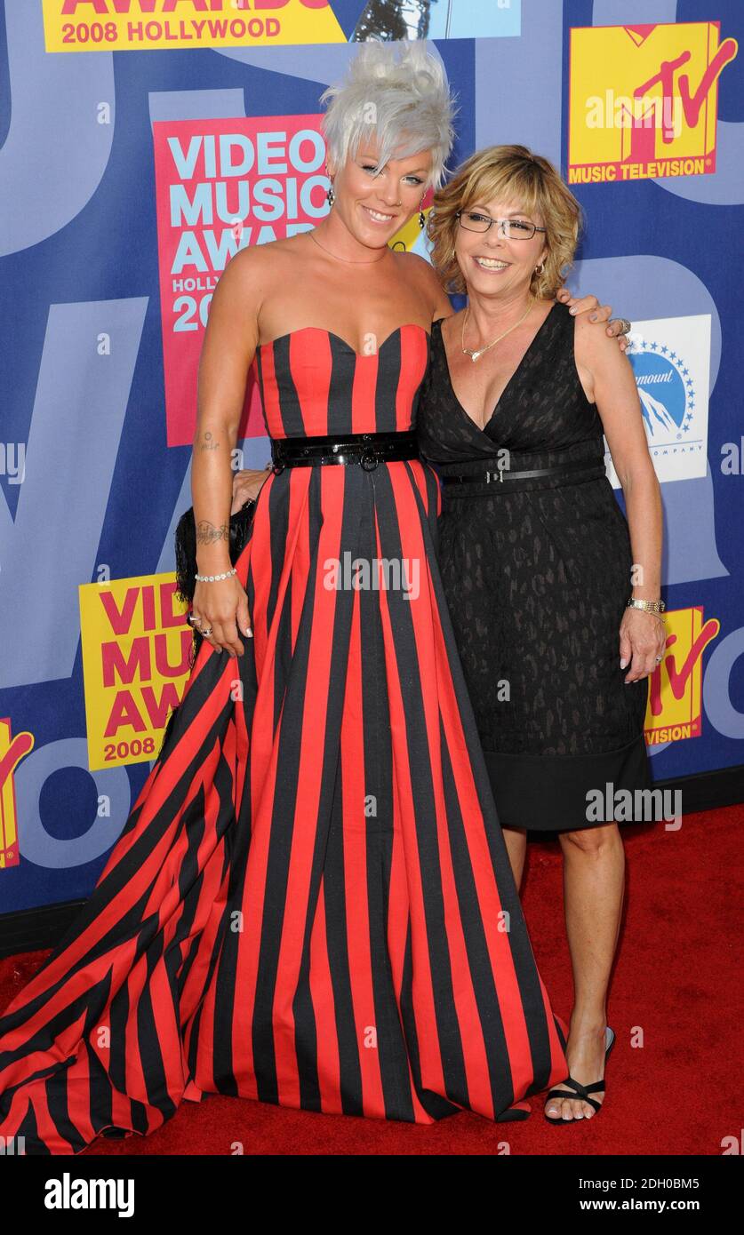 Pink and her Mother arrive for the 2008 MTV Video Music Awards at ...