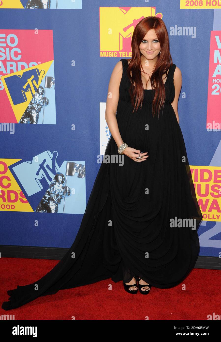 Ashlee Simpson arrives for the 2008 MTV Video Music Awards at Paramount ...