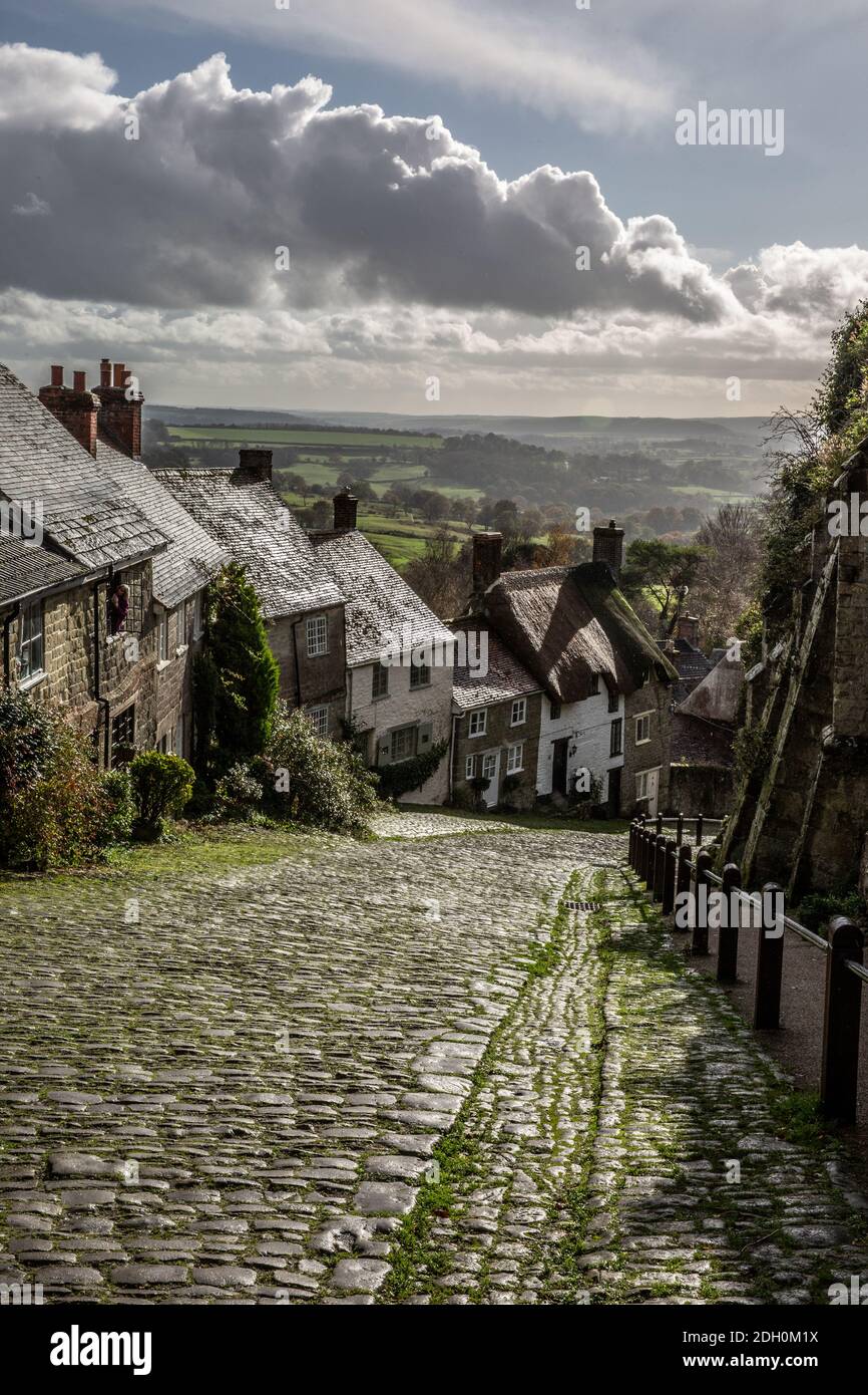 Gold Hill, steep cobbled street in the town of Shaftesbury, Dorset ...