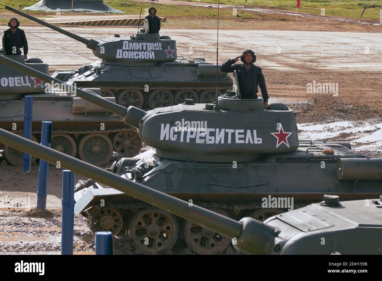 The commanders of the finishing T-34 tanks are waiting for the results ...