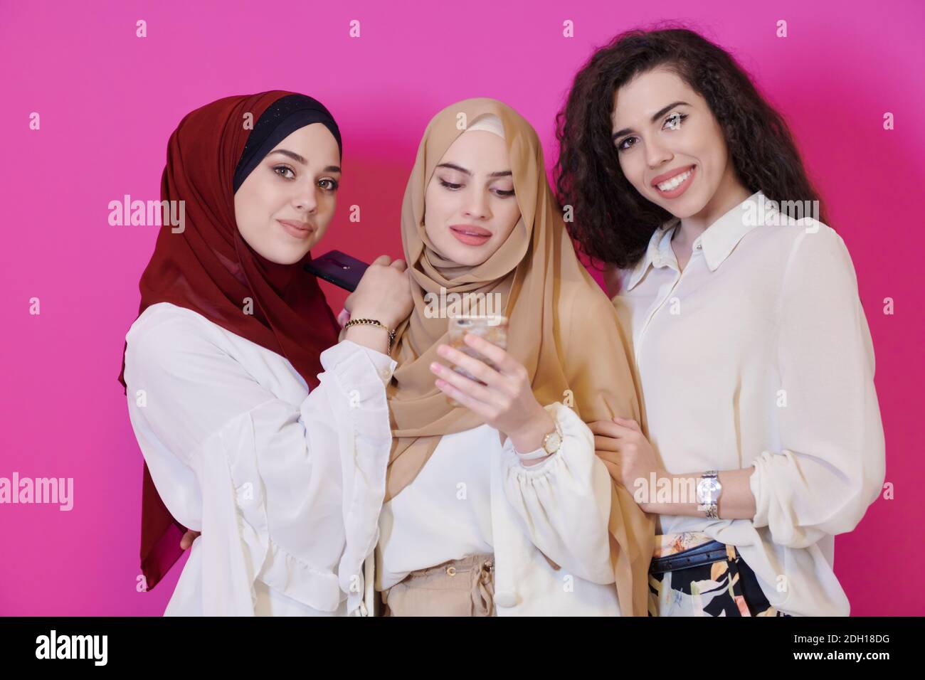 Group of muslim women with mobile phone hi-res stock photography and ...