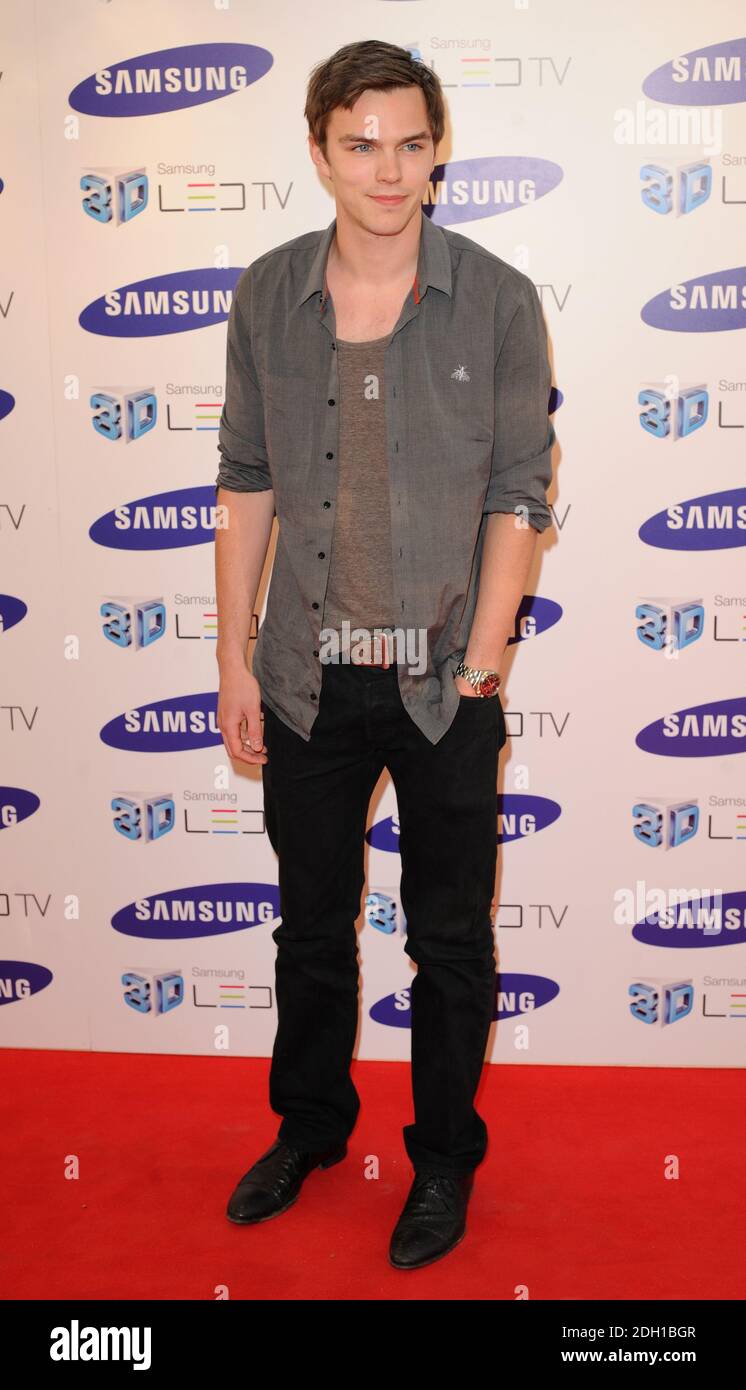 Nicholas hoult samsung 3d television hi-res stock photography and ...