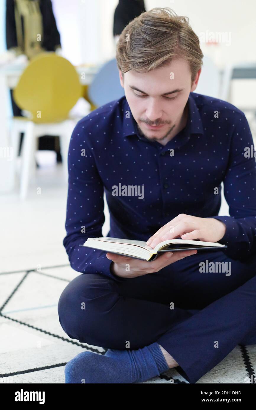 Muslim man reading quran hi-res stock photography and images - Alamy