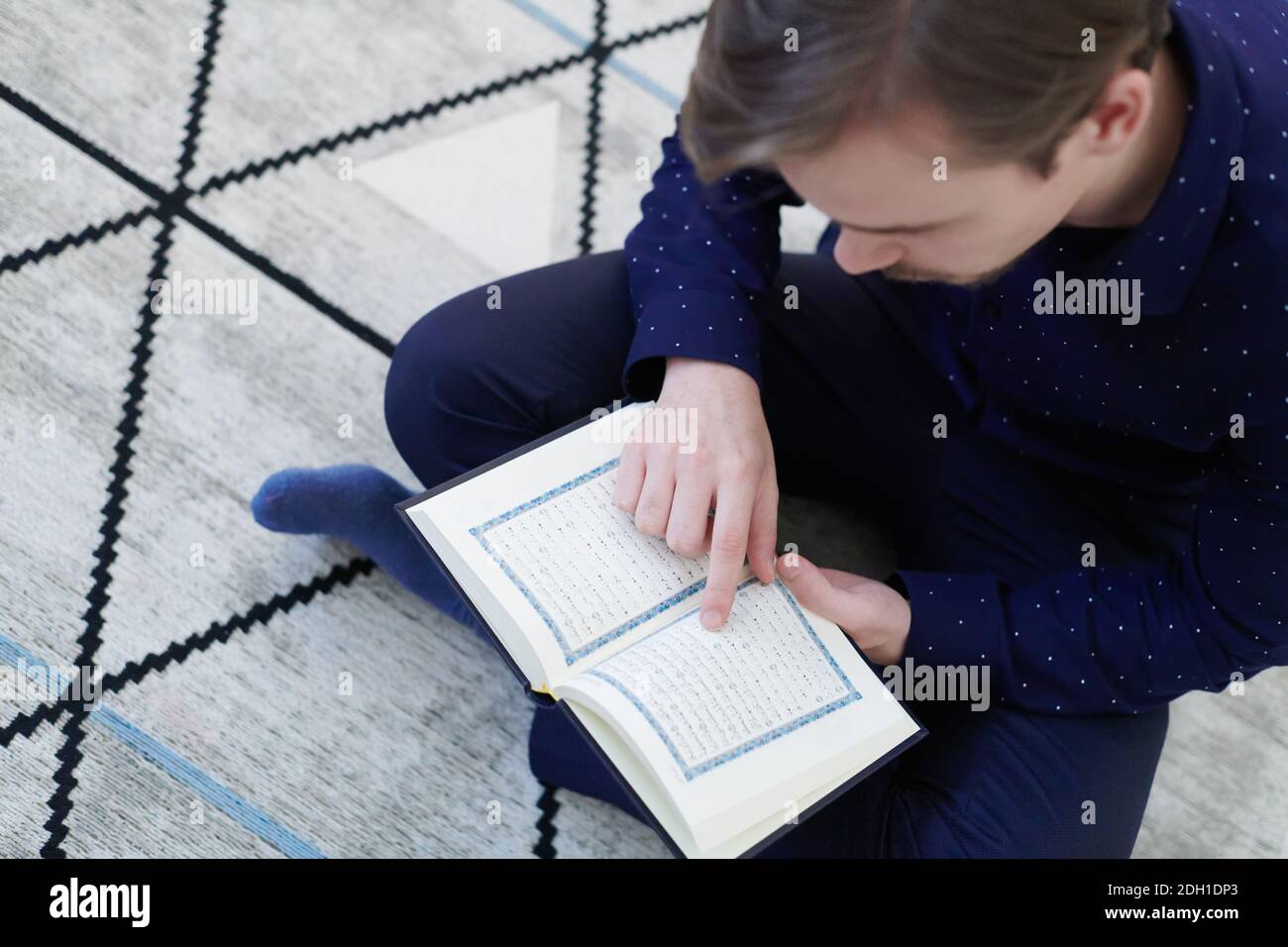 Muslim man reading quran hi-res stock photography and images - Alamy