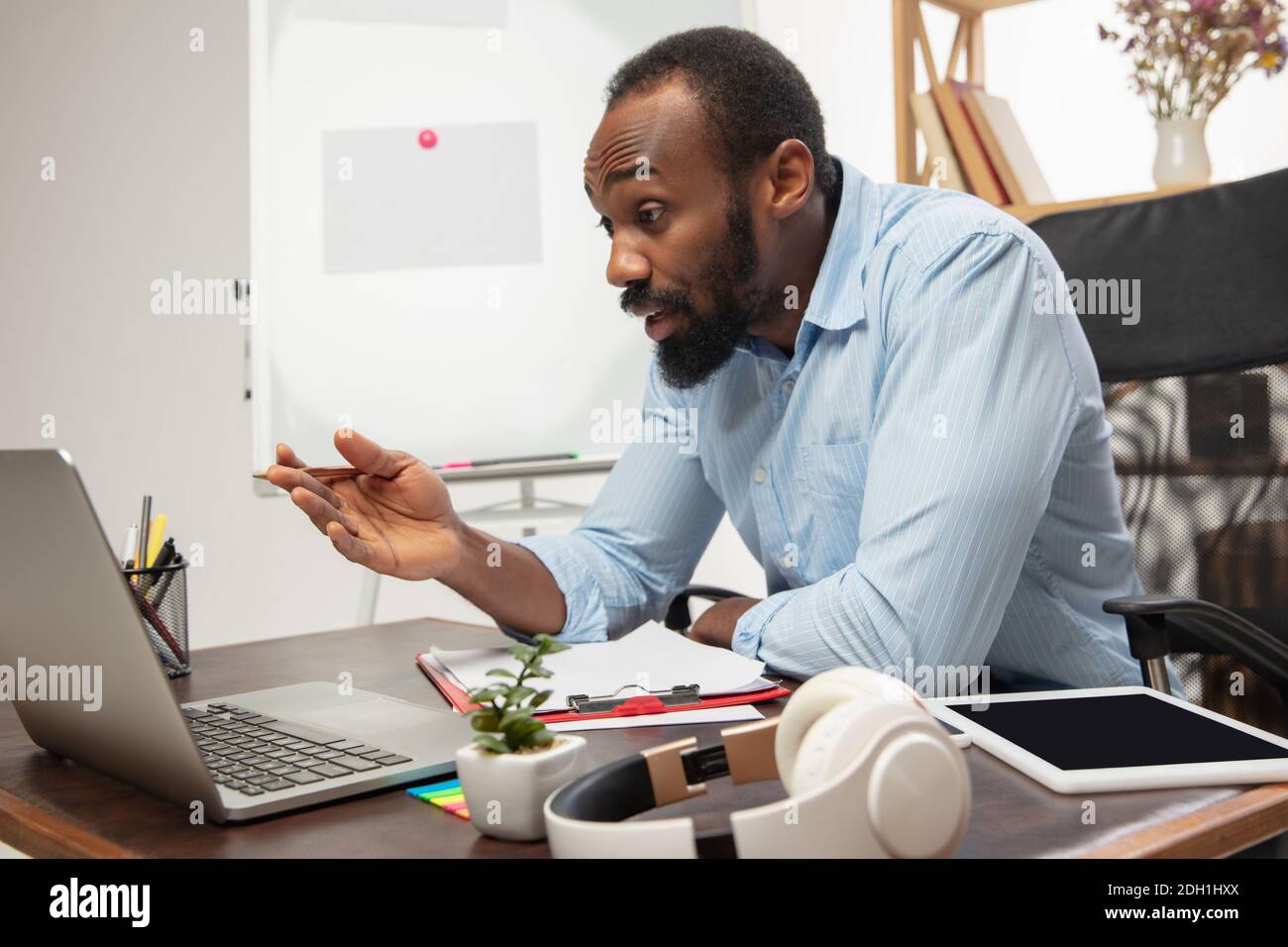 Teaches class remotely hi-res stock photography and images - Alamy