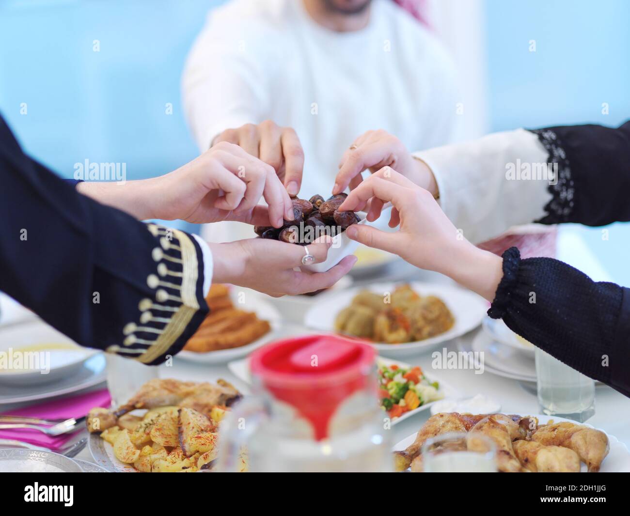 Ramadan dinner muslim family eating hi-res stock photography and images ...