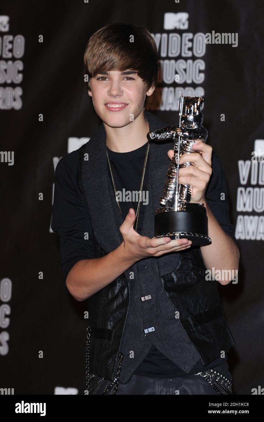 Justin Bieber backstage at the MTV Video Music Awards 2010, Nokia ...