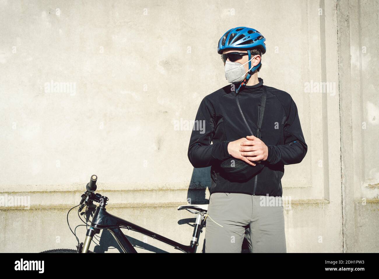 Smog mask bike hi-res stock photography and images - Alamy