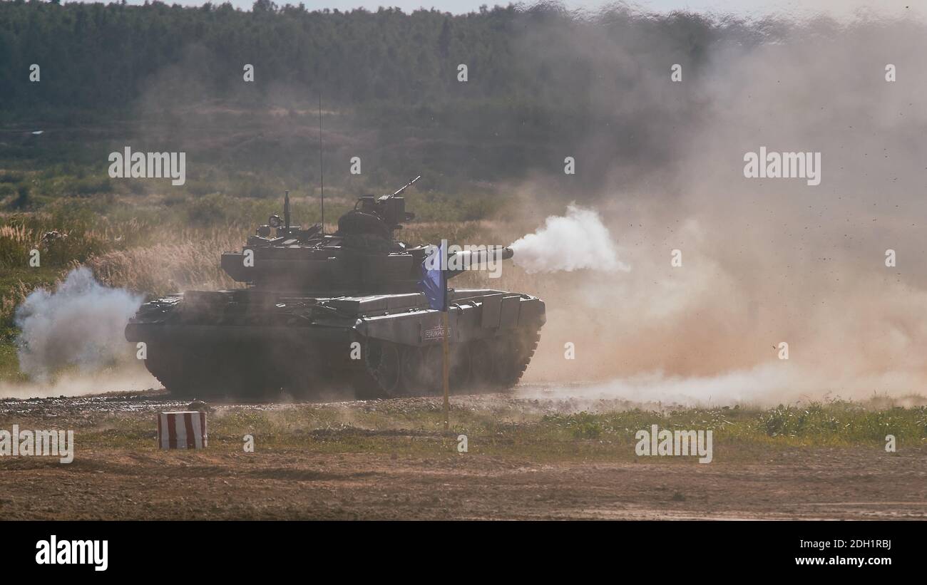 Firing soviet tanks hi-res stock photography and images - Alamy