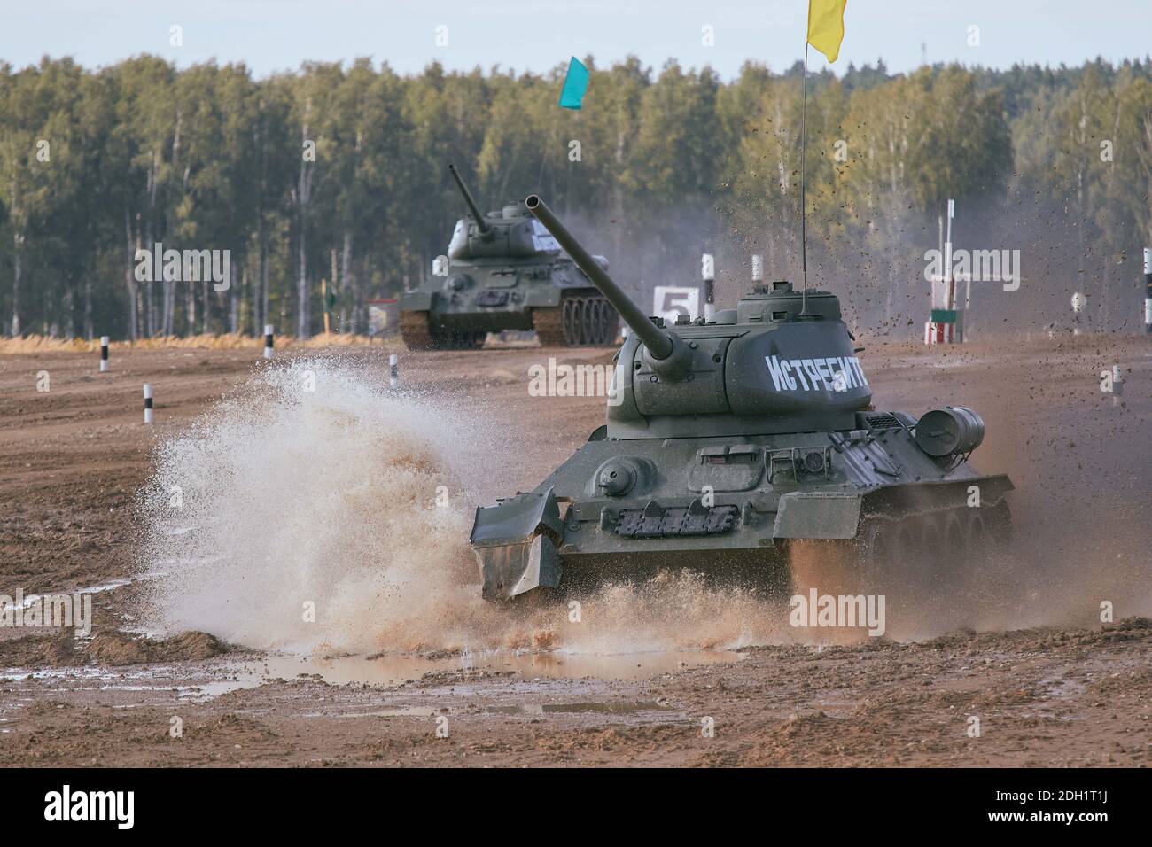 Kubinka, Russia. 23rd Aug, 2020. T-34 tanks race across the high-speed ...