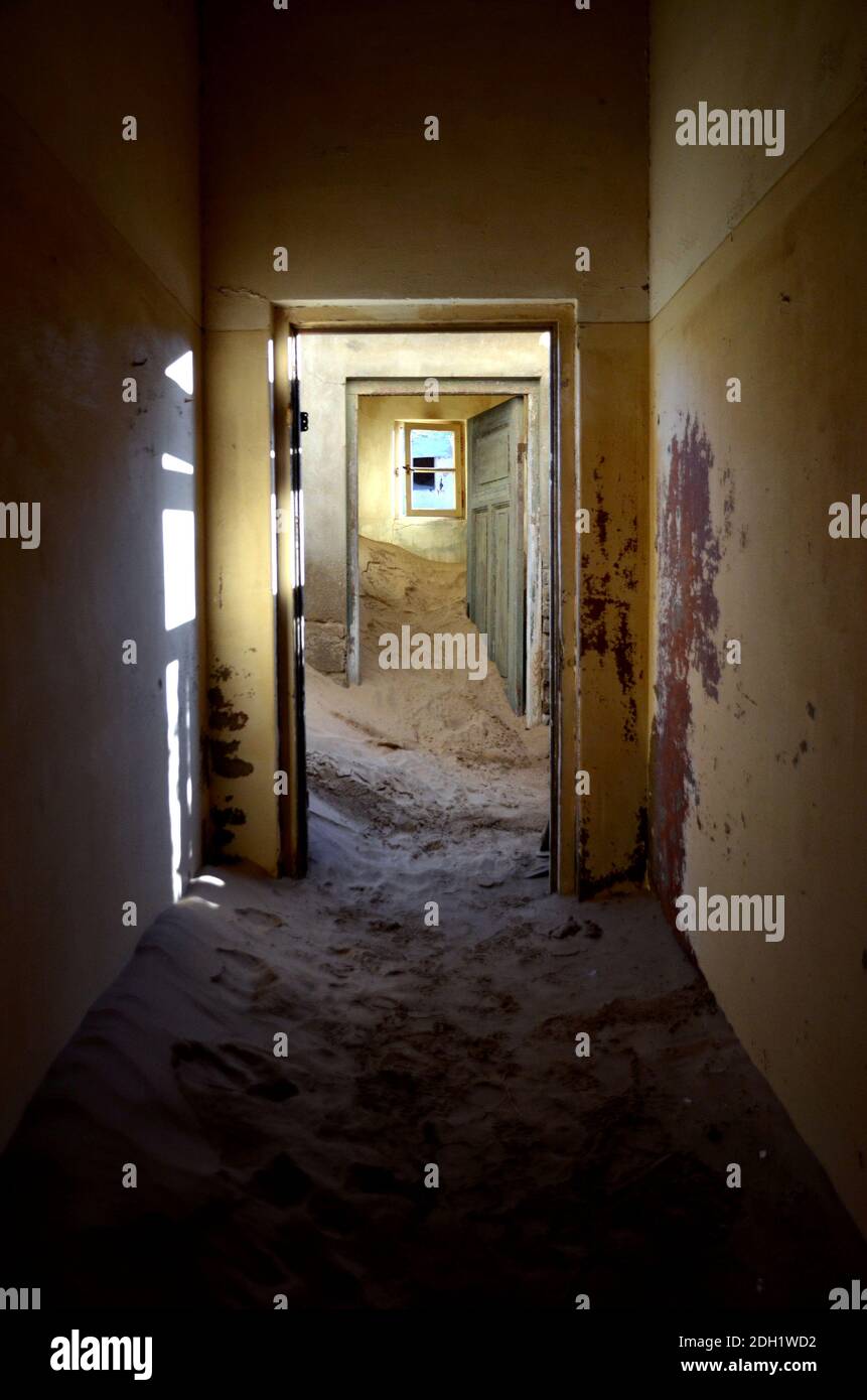 Door buried in sand hi-res stock photography and images - Alamy
