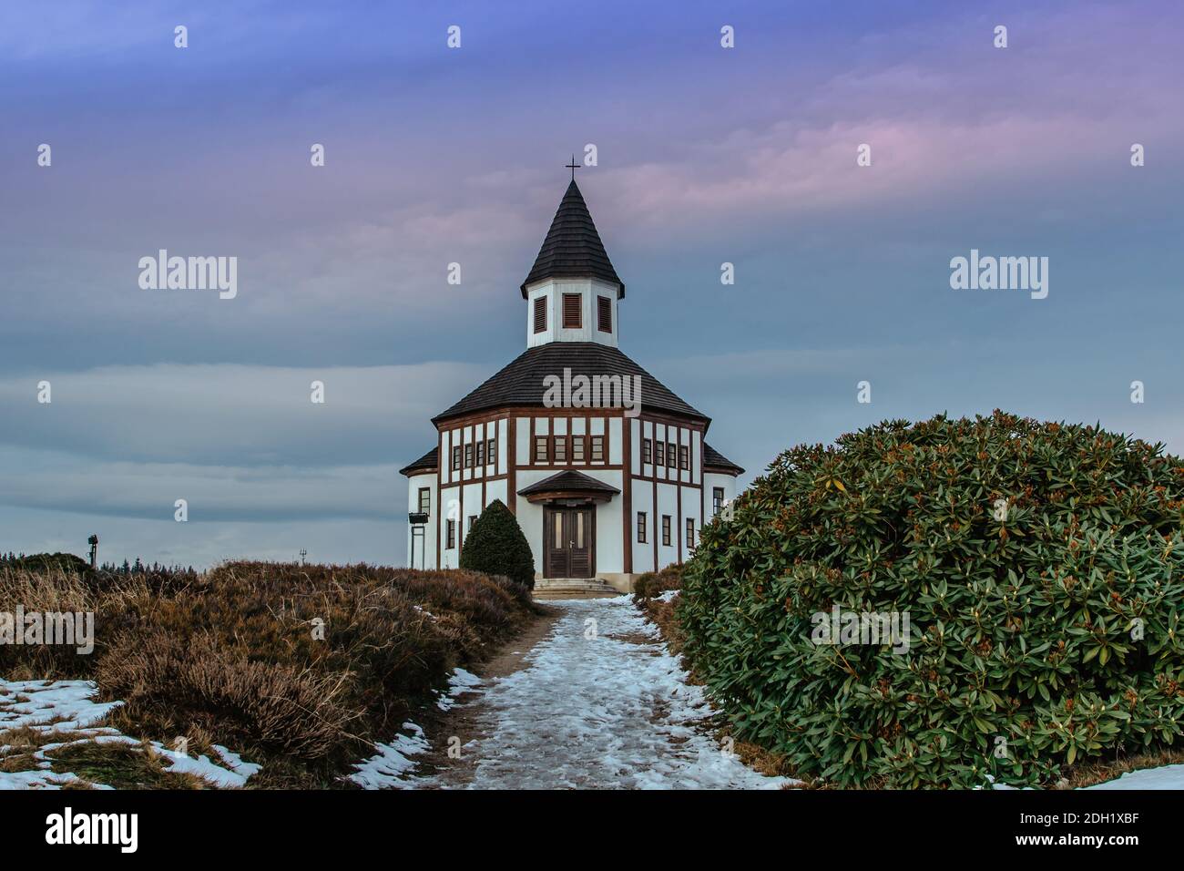 Countryside chapel hi-res stock photography and images - Alamy