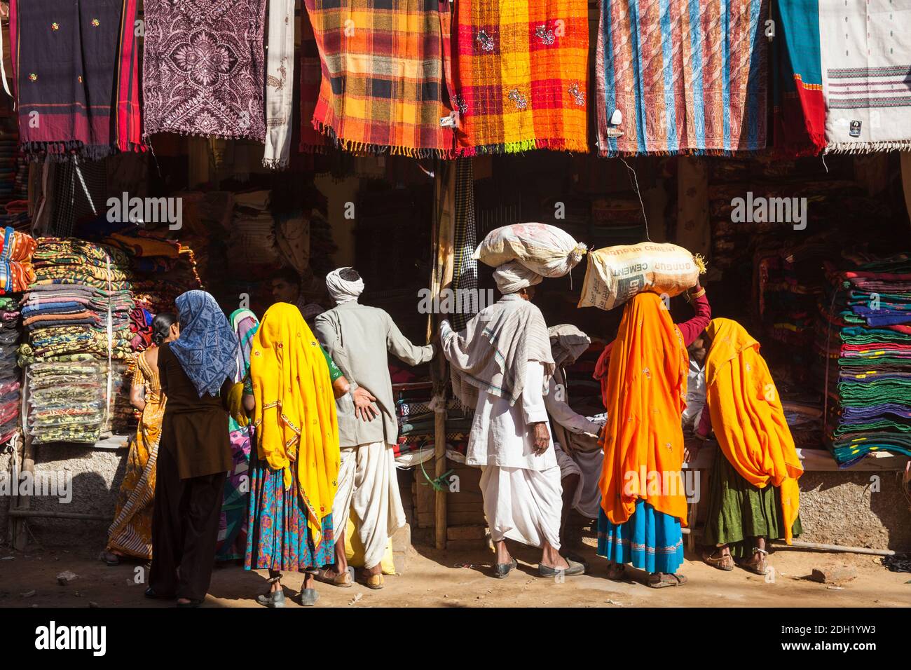 ndia, Rajasthan., Pushkar, People shopping in bazaar shops Stock Photo ...