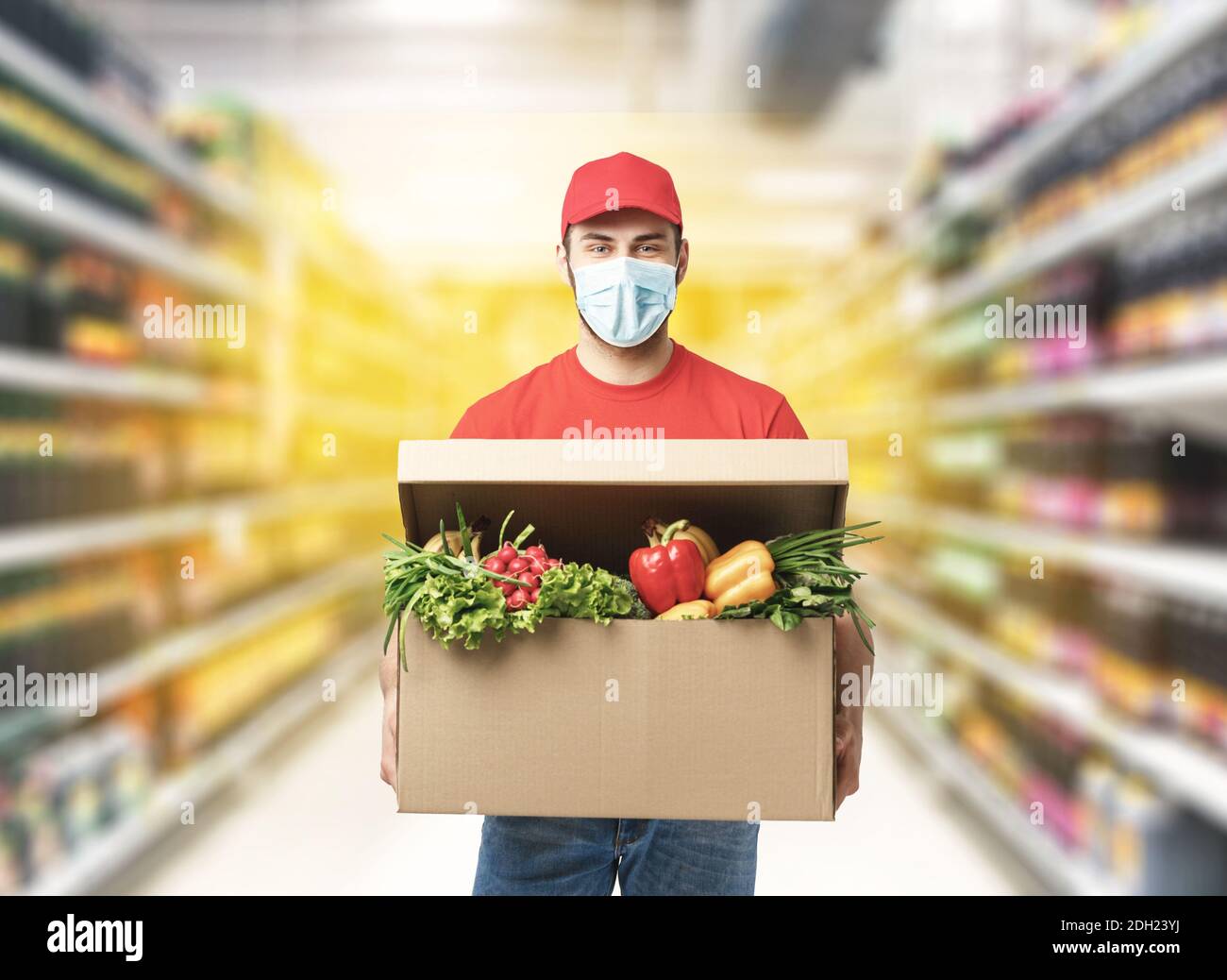 Asian supermarket worker hi-res stock photography and images - Alamy
